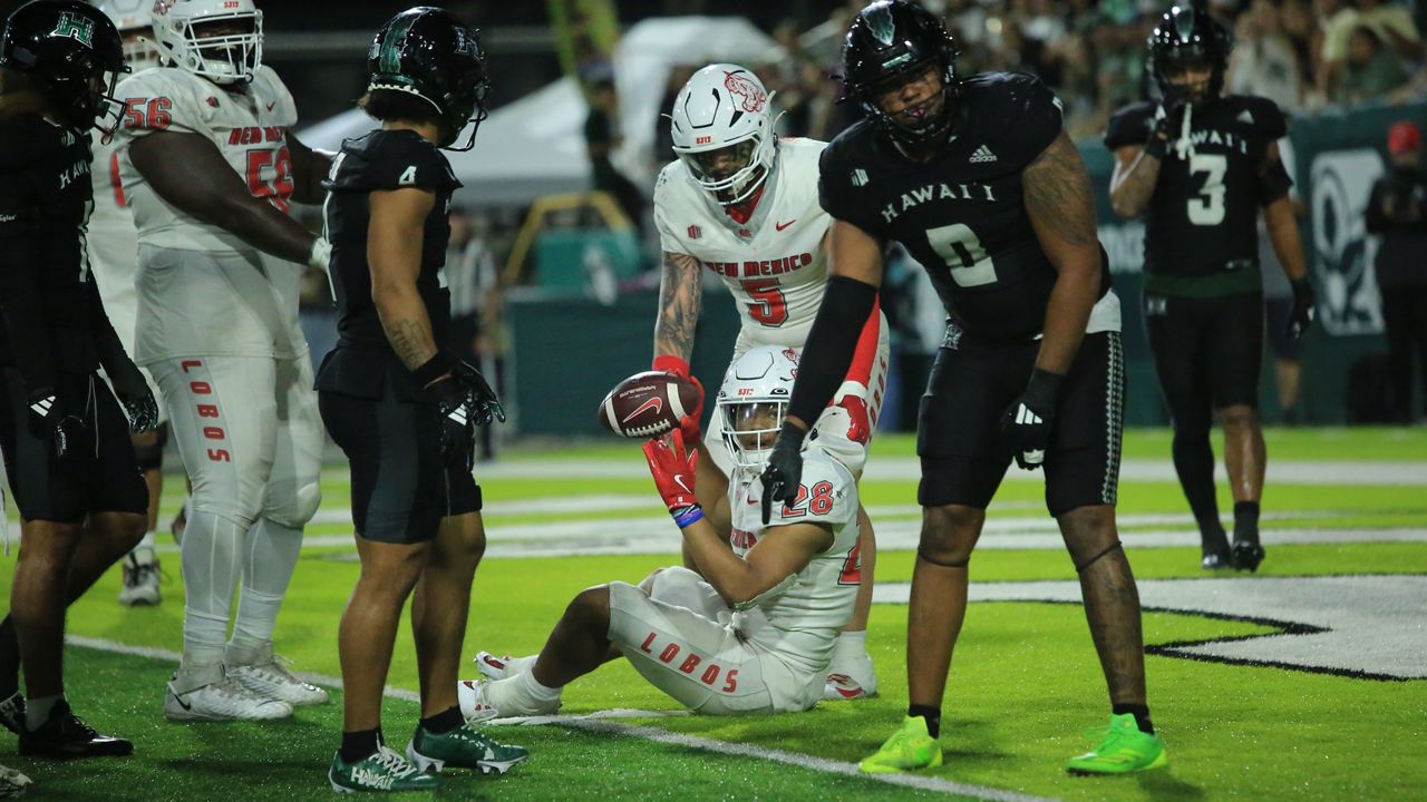 Micah Alejado leads Hawaii football team to senior night win