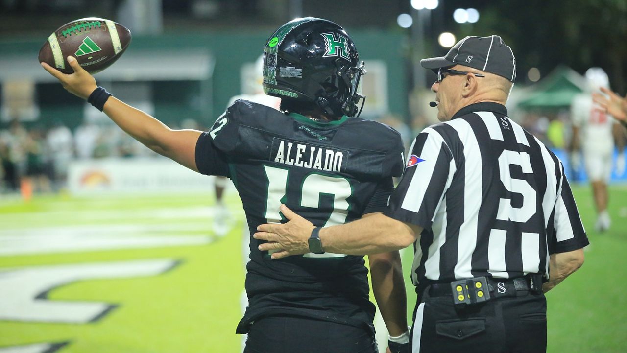 Micah Alejado leads Hawaii football team to senior night win