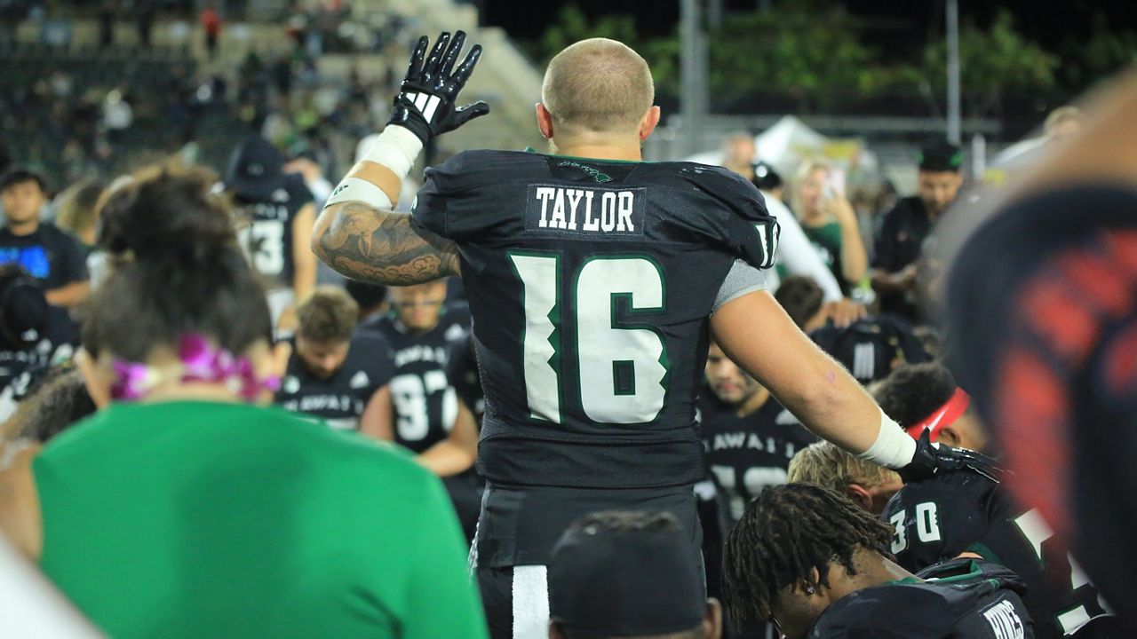Micah Alejado leads Hawaii football team to senior night win