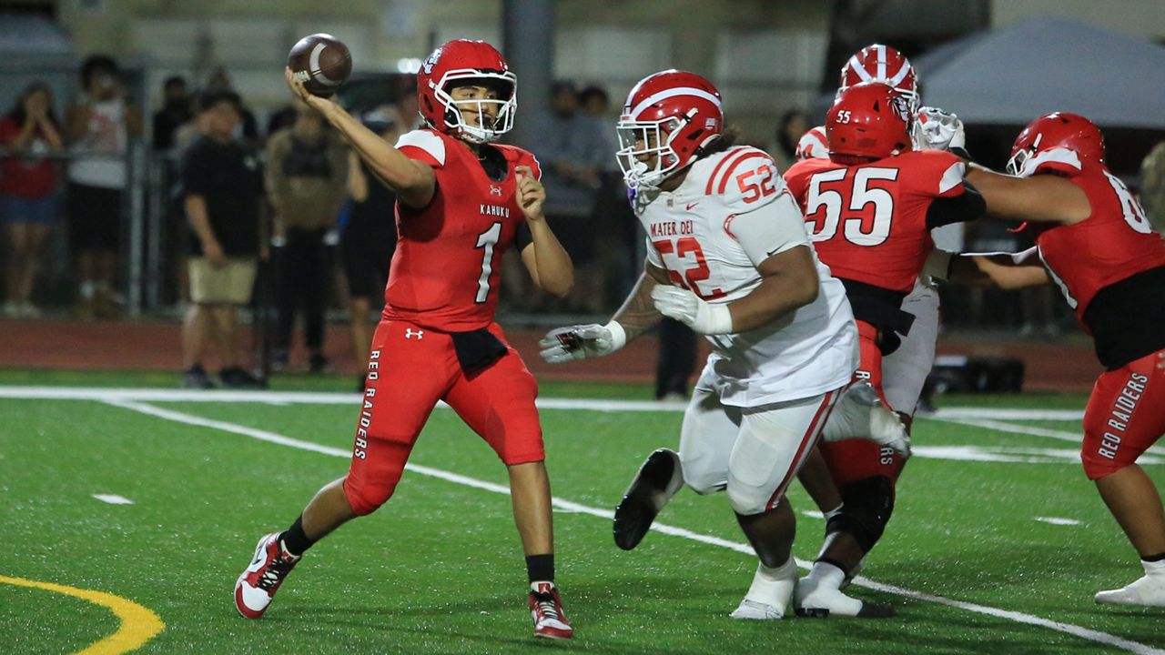 No. 1 Mater Dei locks down Kahuku in North Shore matchup