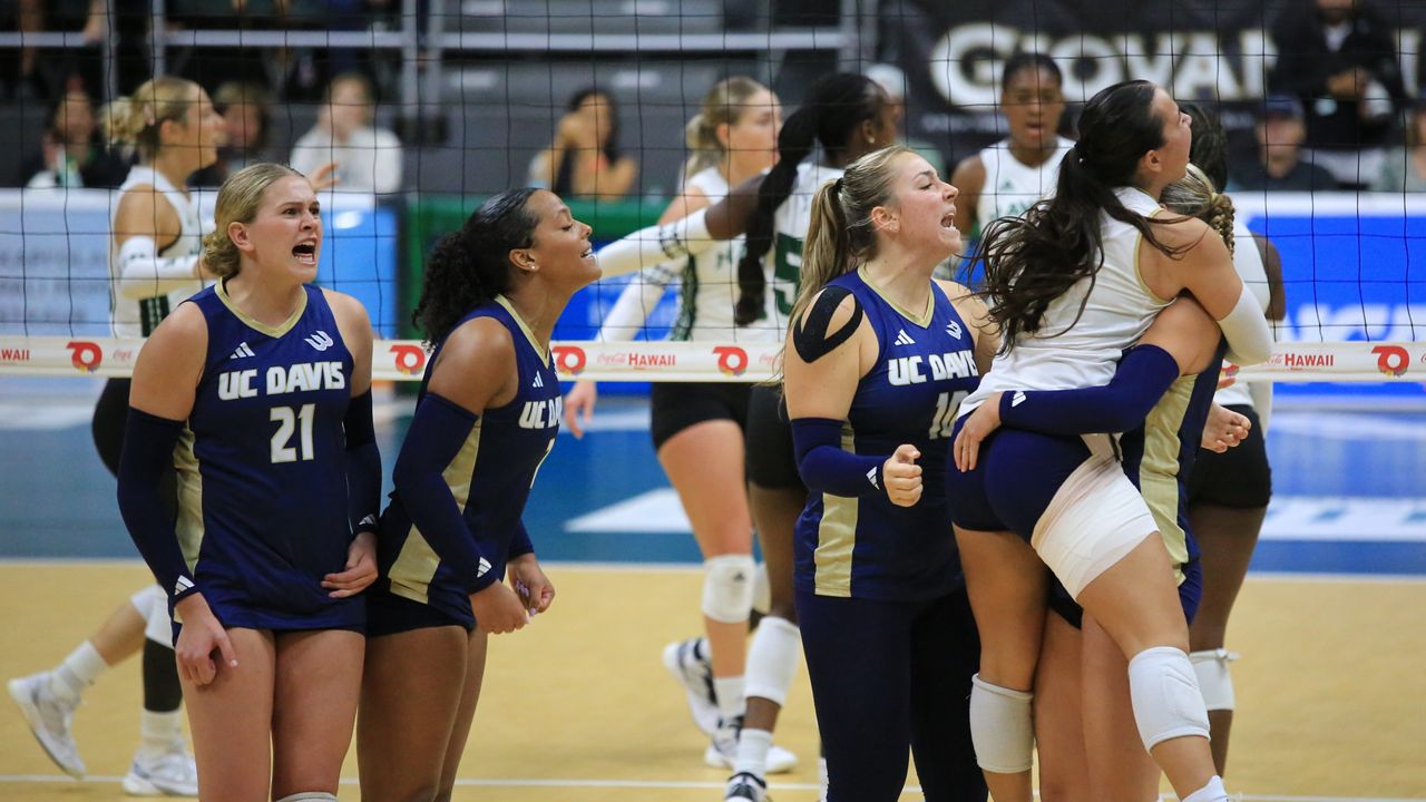 UC Davis pulls off 1st women's volleyball win at Hawaii