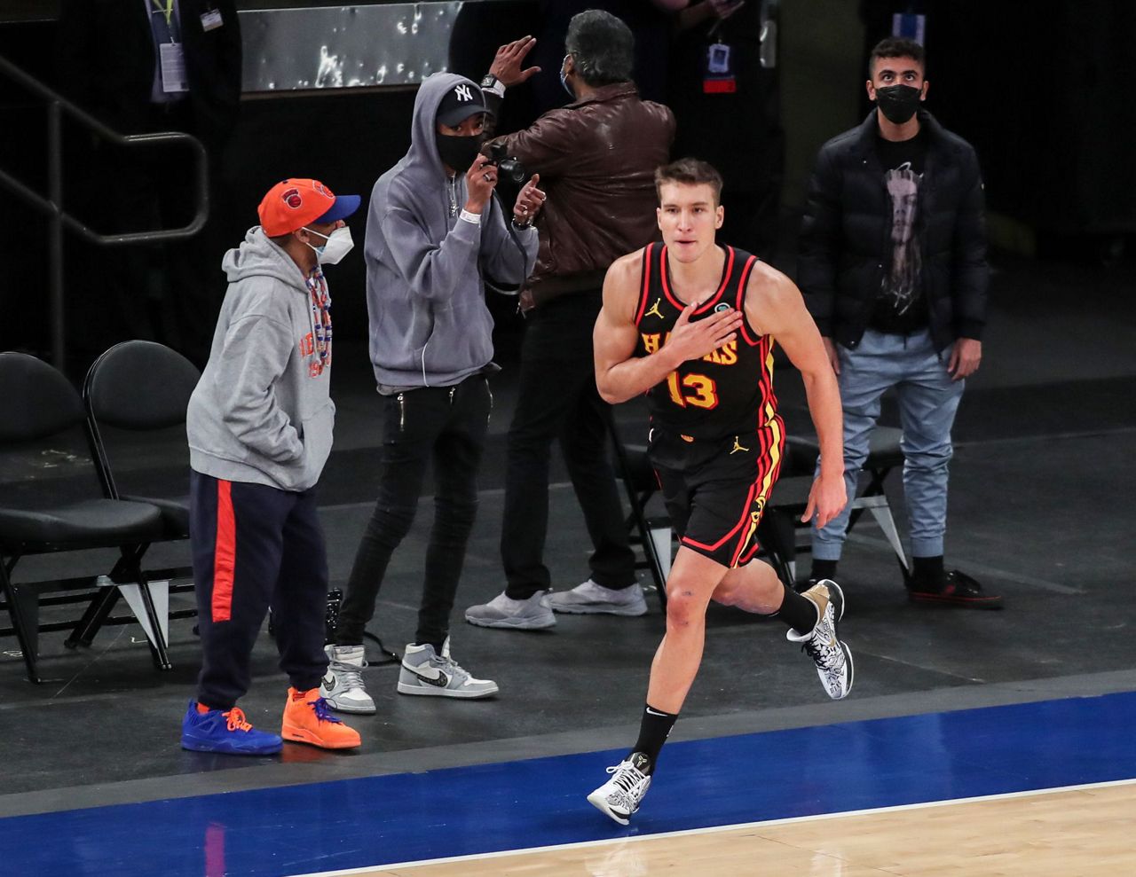 Knicks beat Hawks 122-119, win streak at NBA-best 8 games