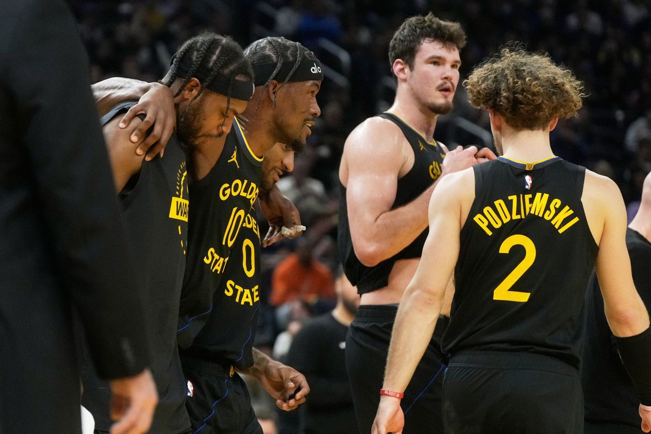 Warriors guard Jimmy Butler goes down with apparent knee injury in 3rd ...