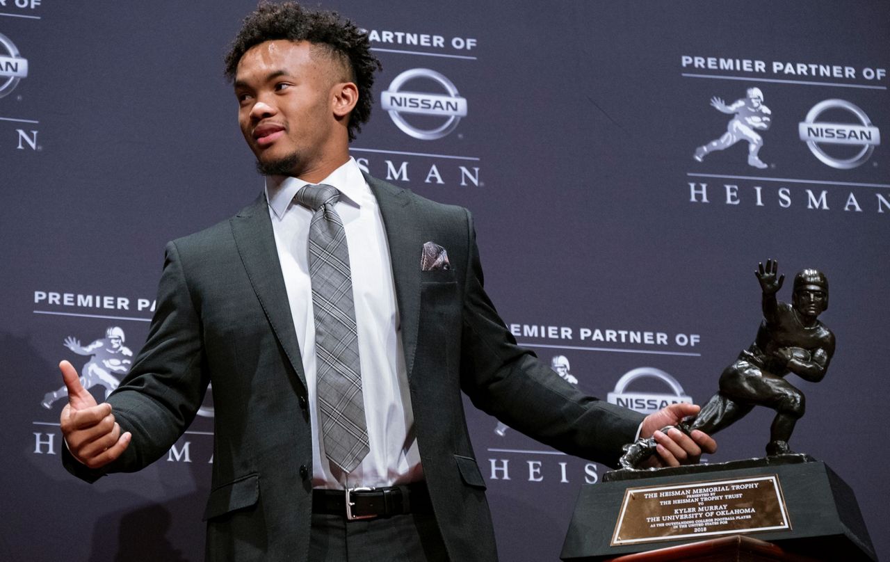 Oklahoma's Murray edges Alabama's Tagovailoa for Heisman