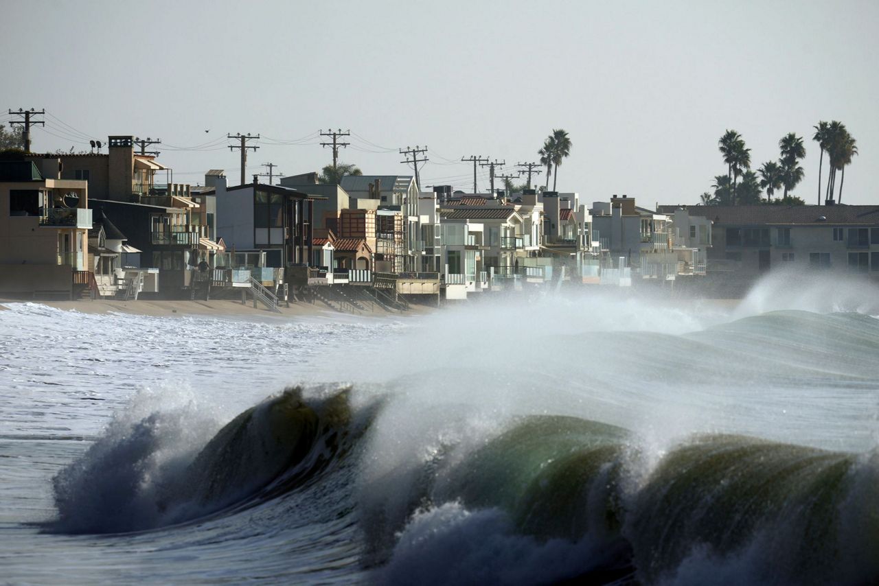 Huge surf pounds beaches on West Coast and in Hawaii with some low ...