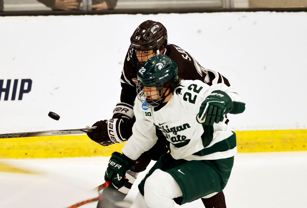 Michigan State forward Isaac Howard wins Hobey Baker award as college ...