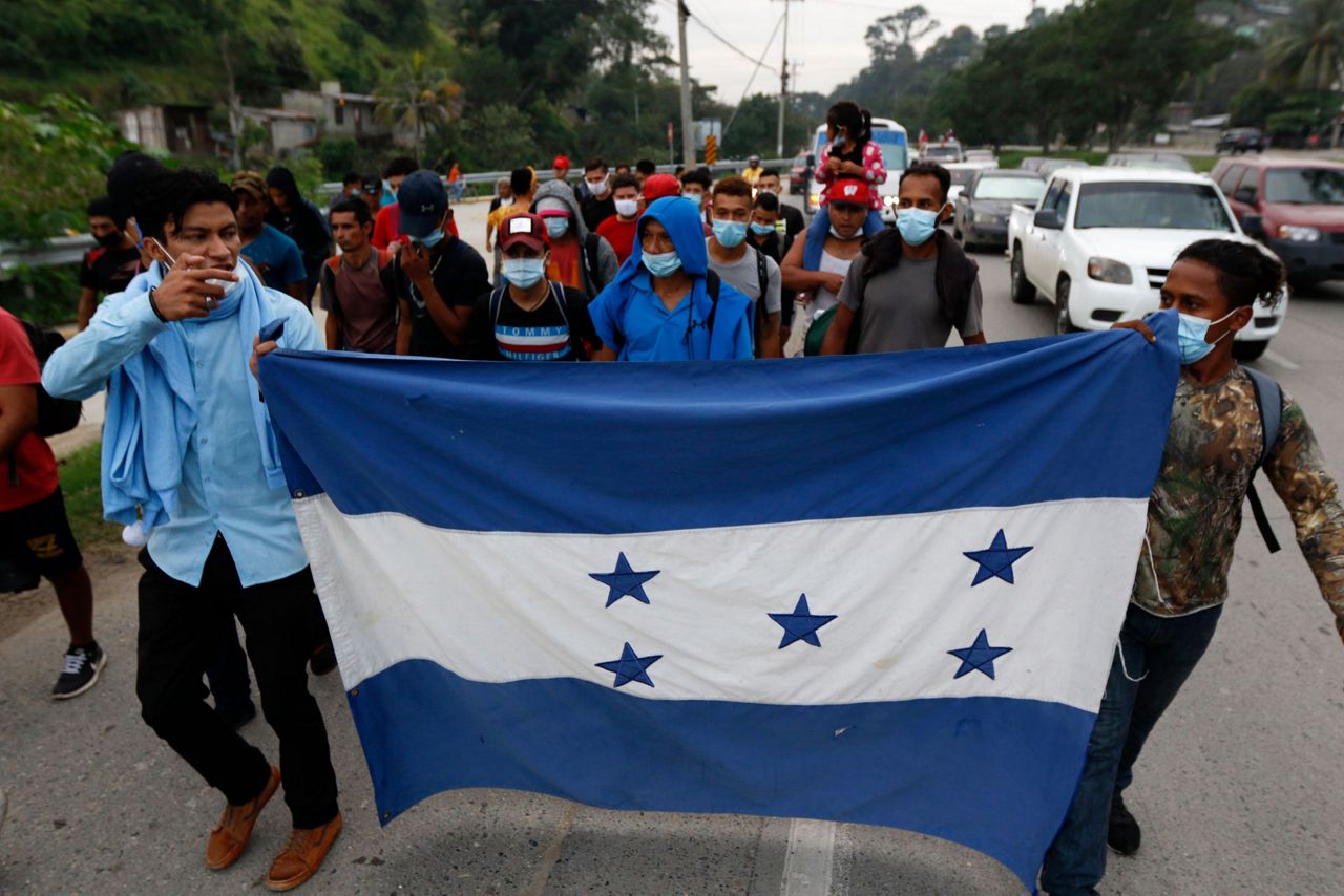 Honduran migrants head for Guatemala border as police wait