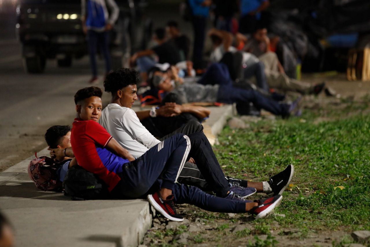 Honduran migrants head for Guatemala border as police wait