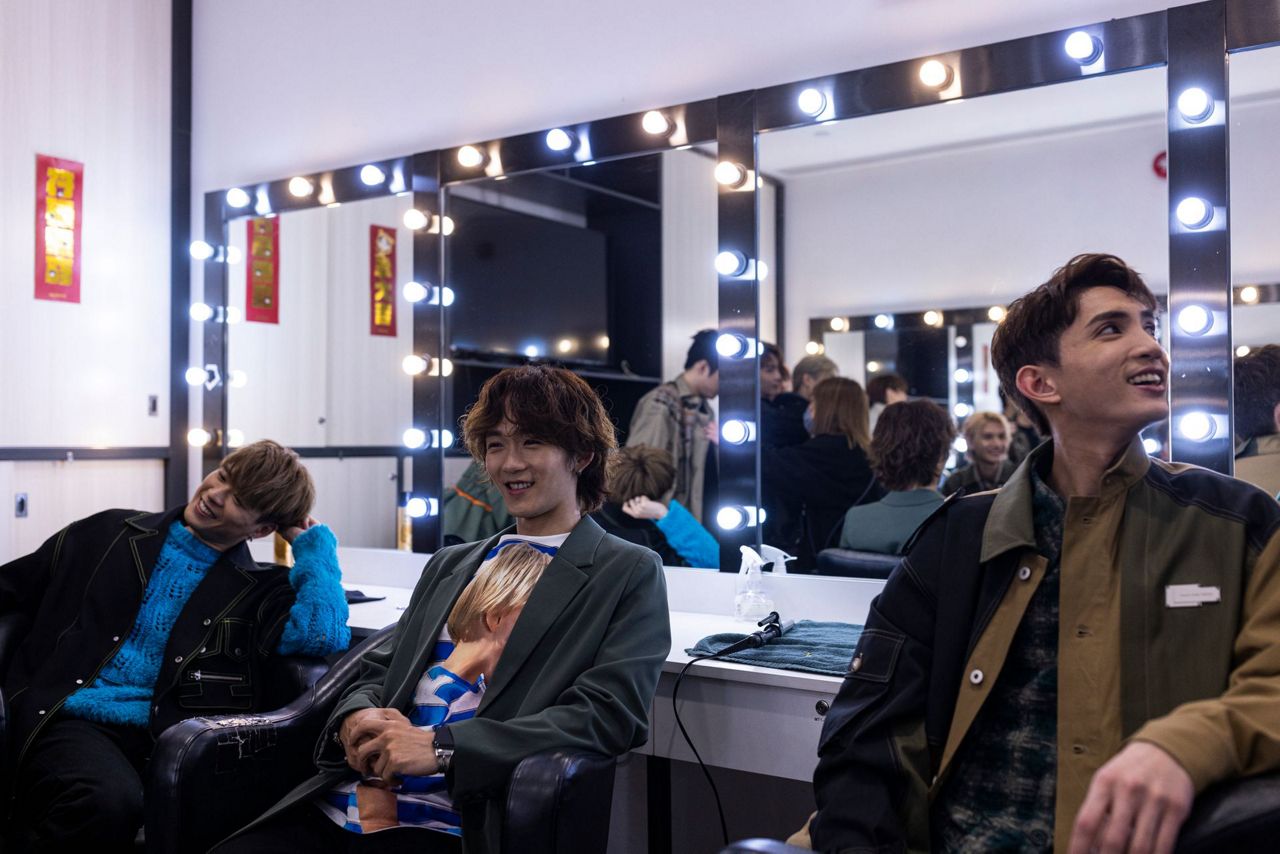 Hong Kong's Mirror launches English song, revives Cantopop