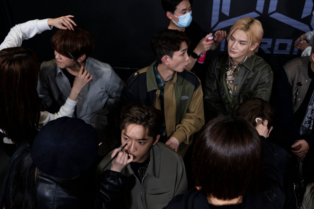 Hong Kong's Mirror launches English song, revives Cantopop