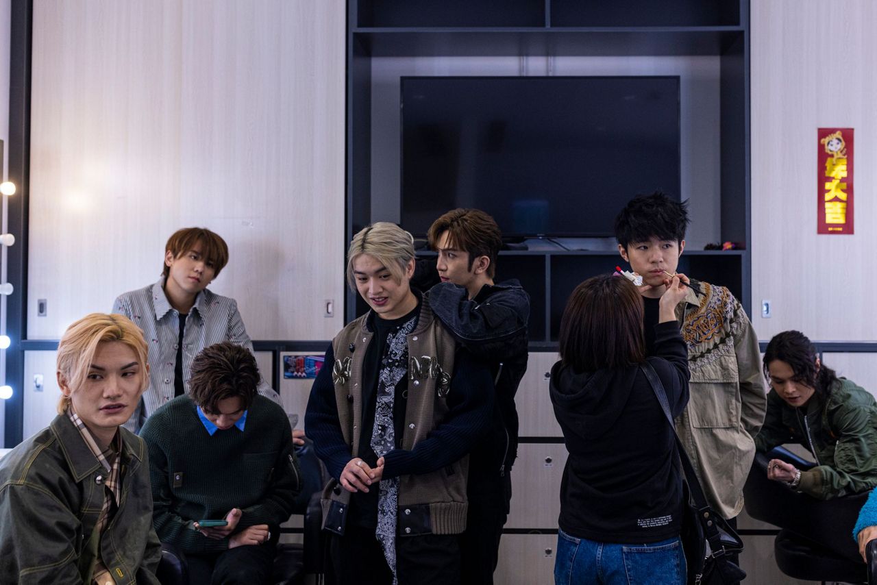 Hong Kong's Mirror launches English song, revives Cantopop