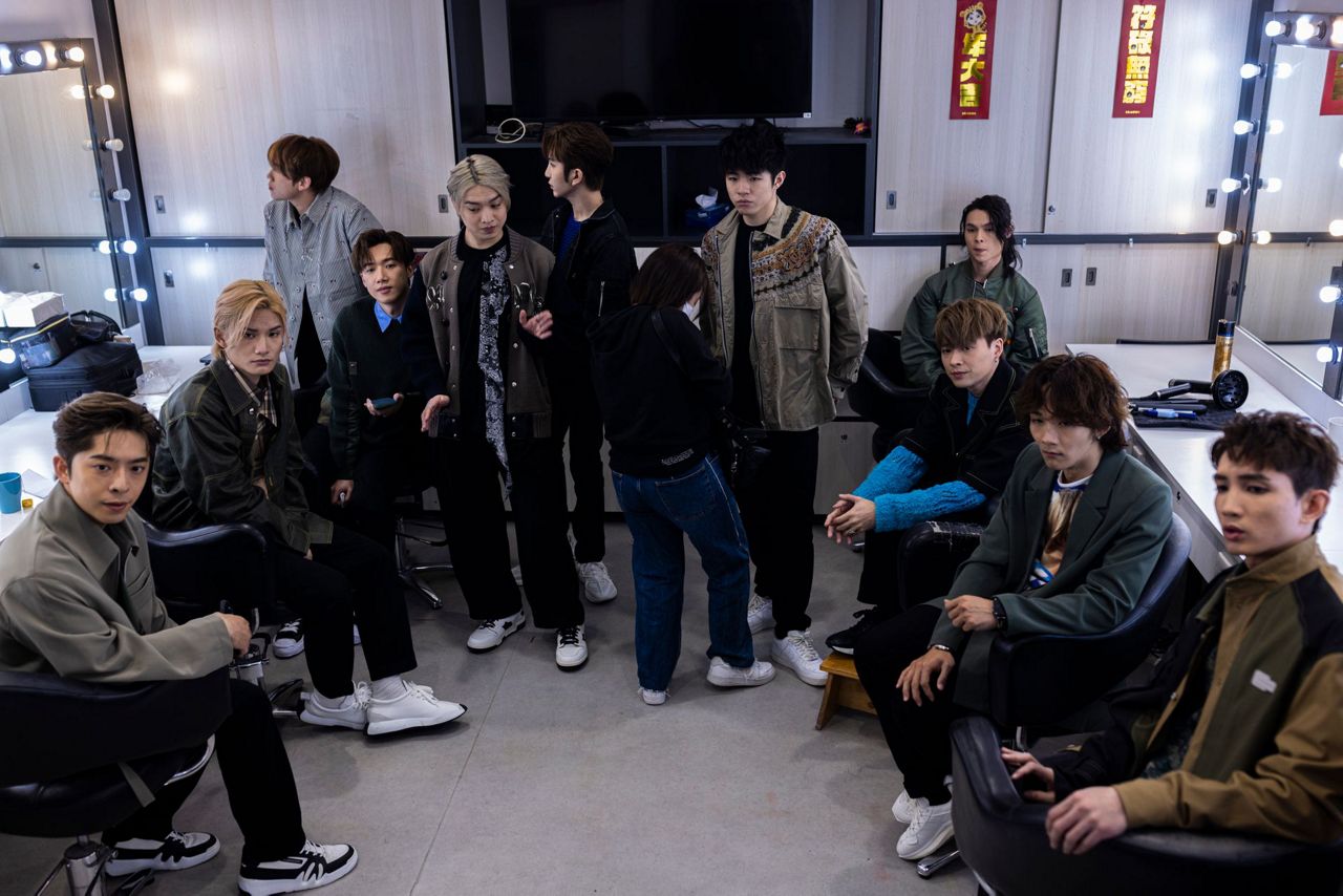 Hong Kong's Mirror launches English song, revives Cantopop