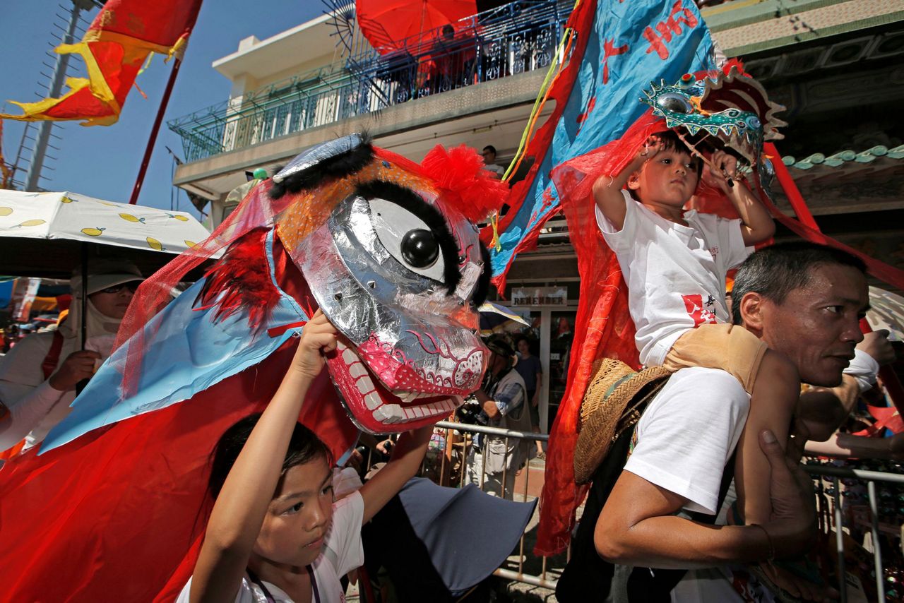 AP PHOTOS: Thousands join Hong Kong bun-snatching festival