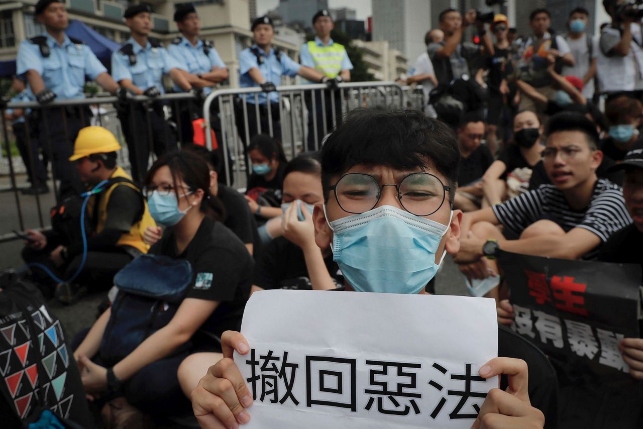 Hong Kong police begin to clear streets of protesters