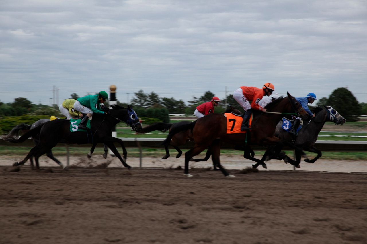 Nebraska rushes to build horse tracks despite few fans