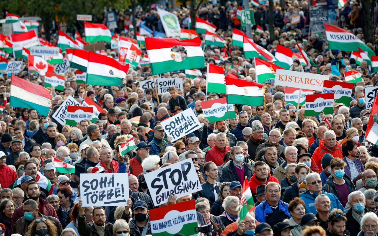 Hungary: Thousands of Orban supporters march across Budapest