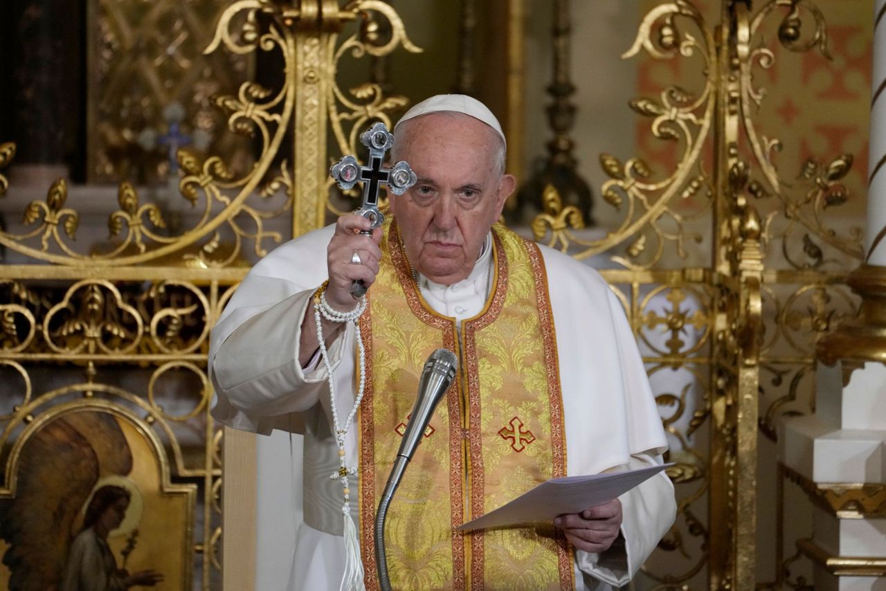 Pope visits refugees, urges Hungary to show charity to all