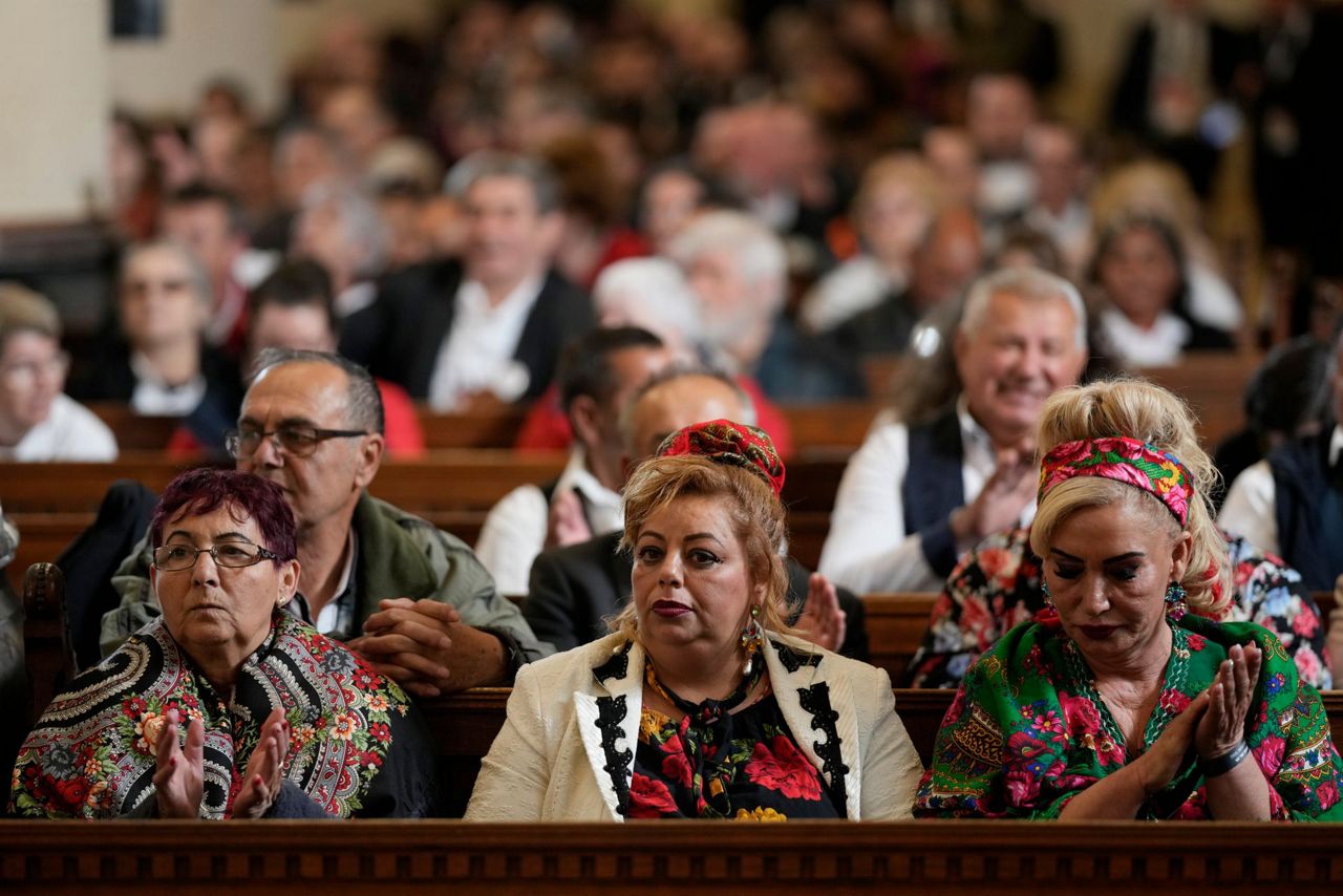 Pope visits refugees, urges Hungary to show charity to all