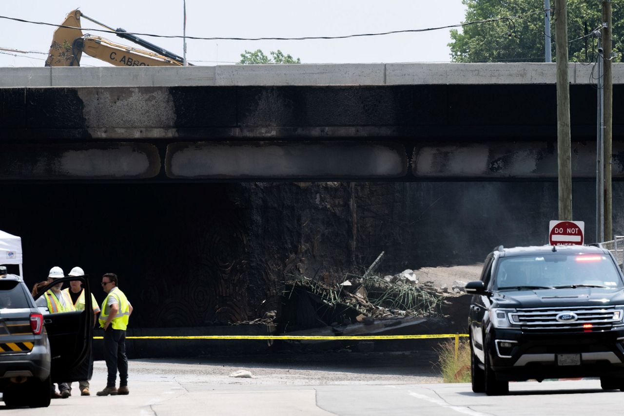Biden seeing collapsed stretch of Interstate 95 from the air over ...