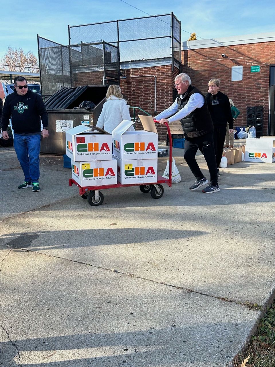 Bengals QB Joe Burrow makes donation to help give out meals