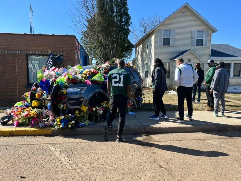 Packers pay respects to fallen officers, donate $10 thousand
