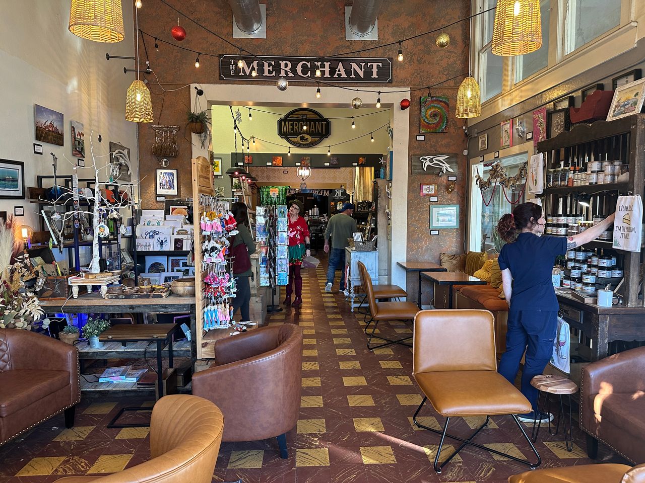 Last-minute shoppers in St. Pete search for perfect gifts