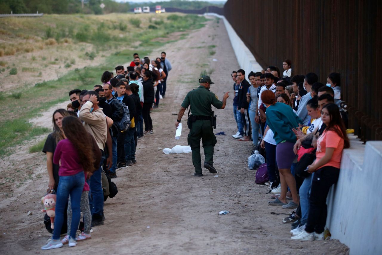 Illegal border crossings to US from Mexico hit annual high