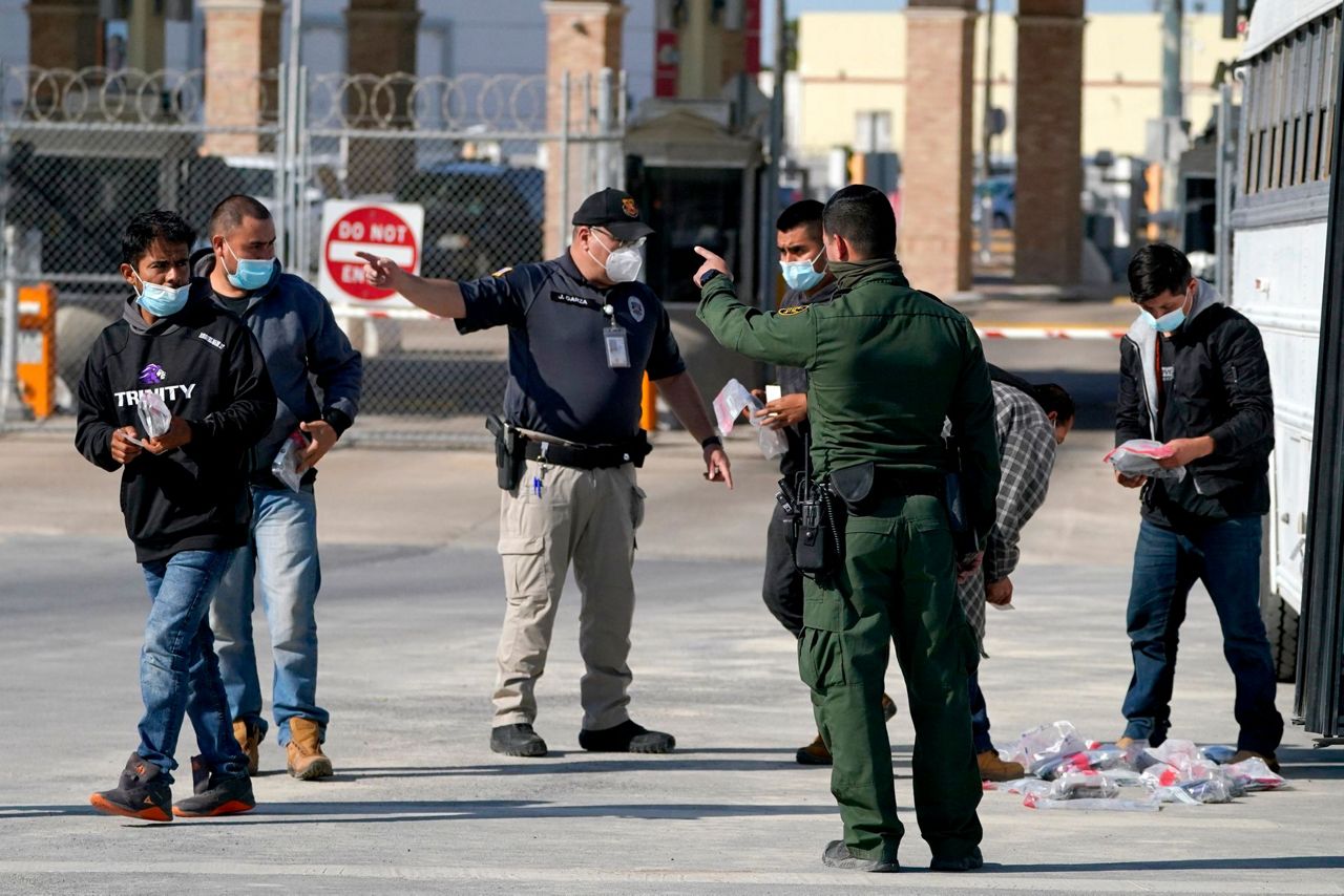 Mysterious new system at border keeps migrants guessing