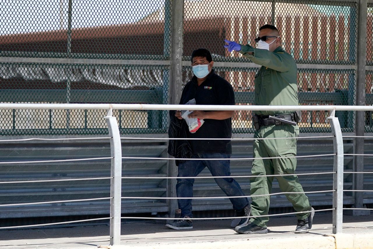 Mysterious new system at border keeps migrants guessing