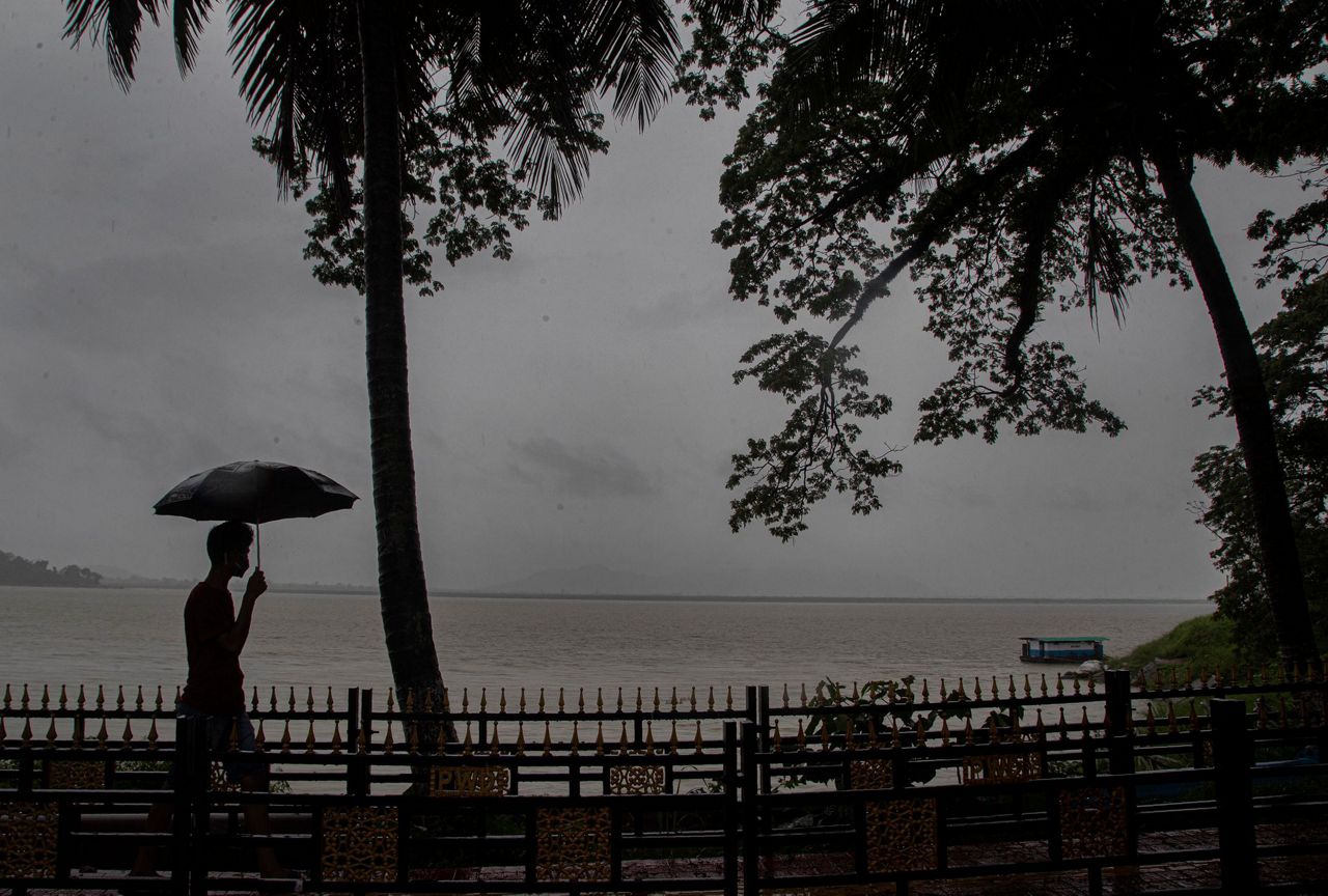 Recovery begins after storm ravages India, Bangladesh coast