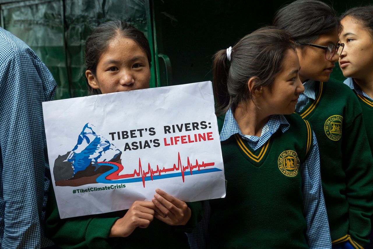 Thousands in New Zealand join 2nd wave of climate protests