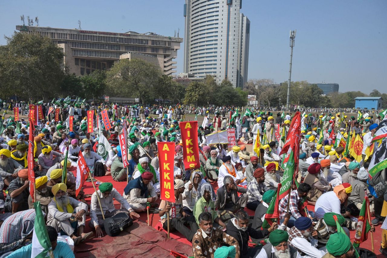 Indian farmers protest in New Delhi demanding new legislation for ...