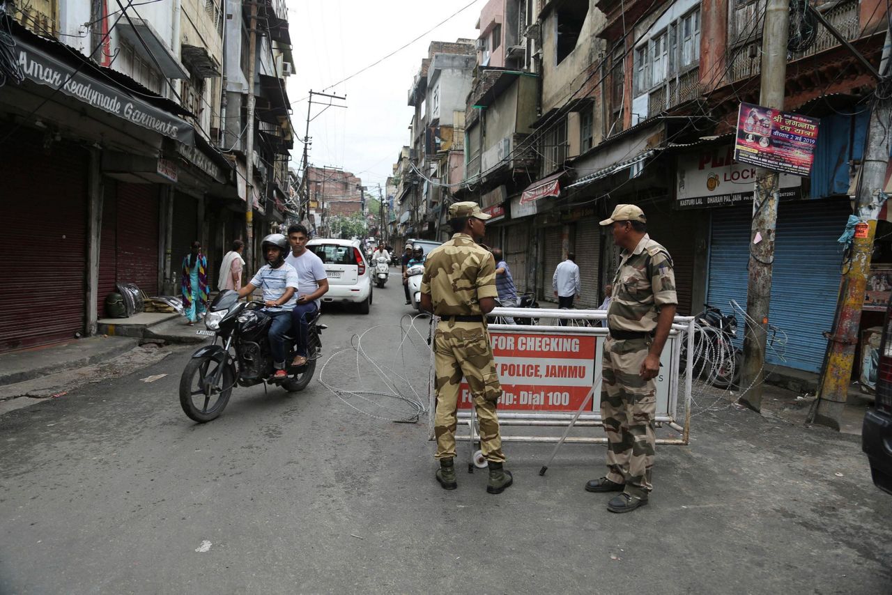 Hundreds of poor migrant workers flee Kashmir under lockdown Hundreds of poor migrant workers flee Kashmir under lockdown