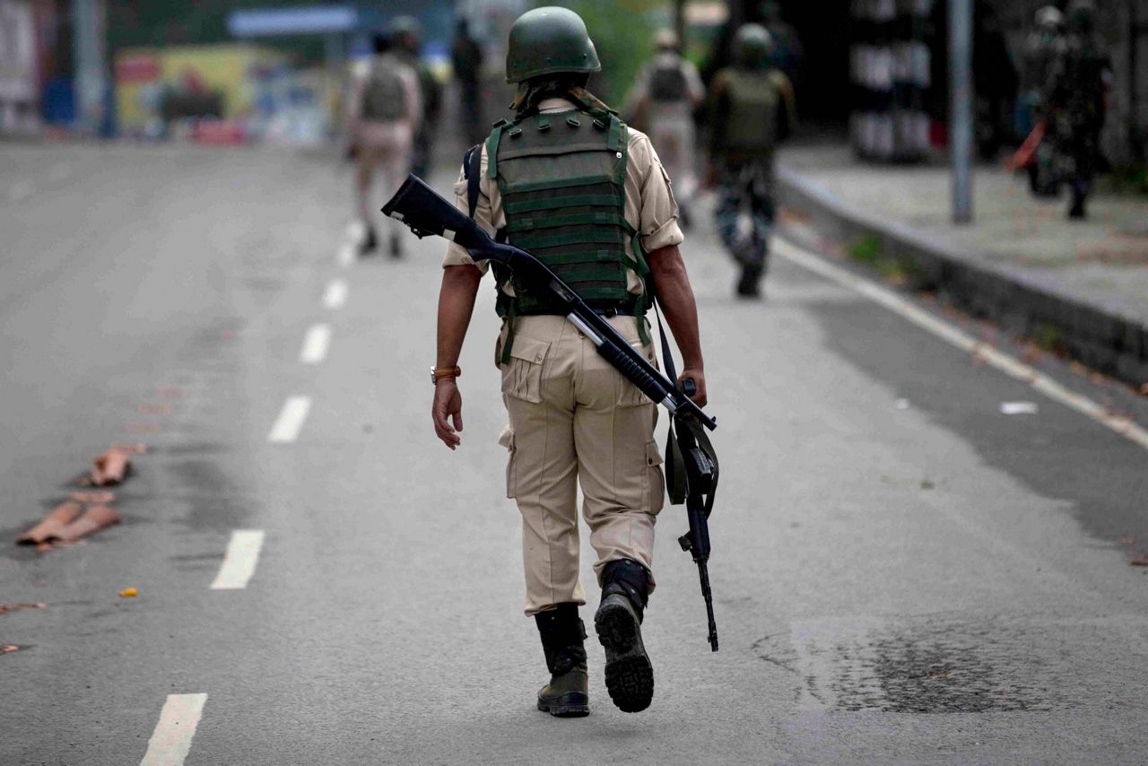 Decorated Indian officer arrested for Kashmir rebel ties