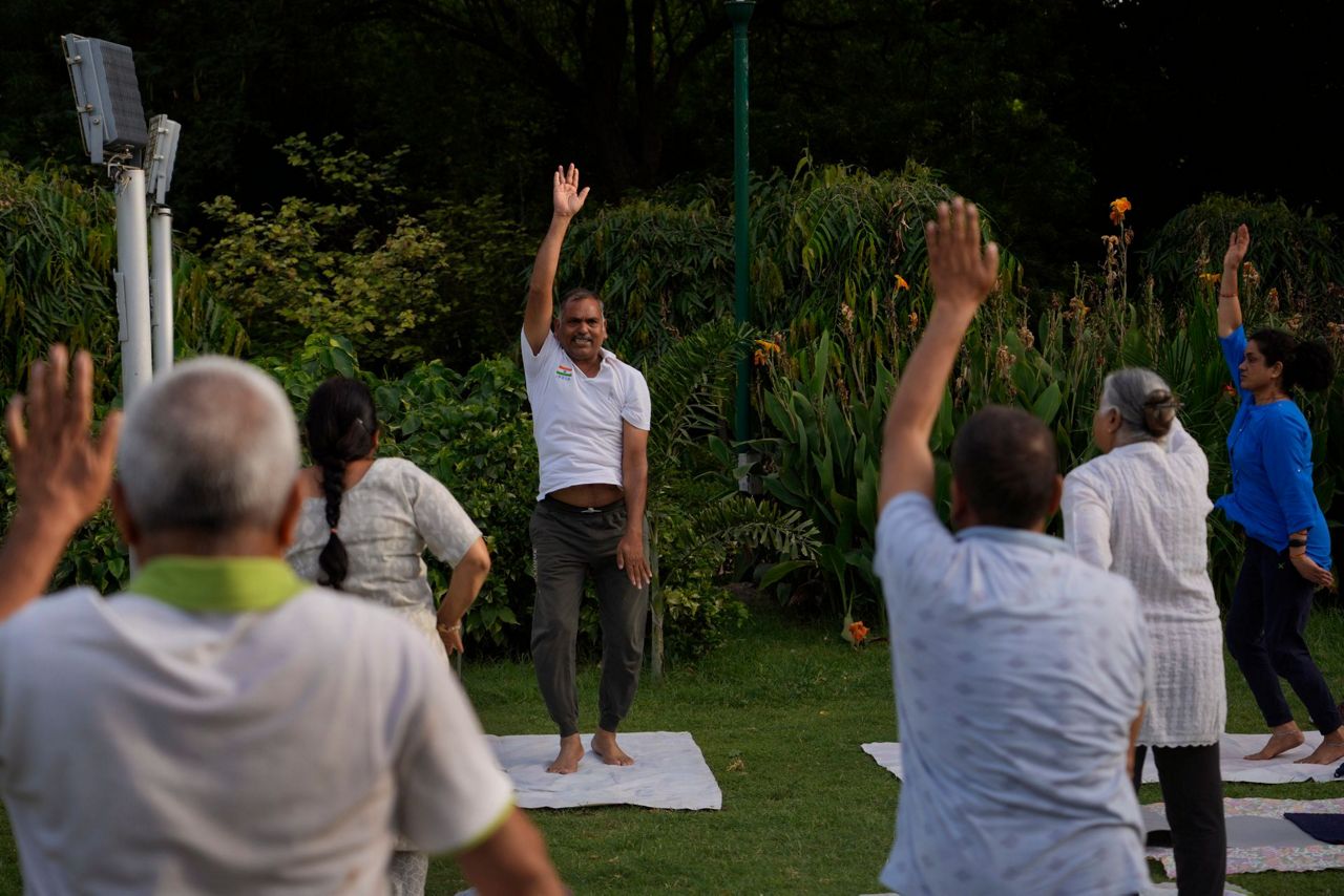 Living la vida yoga: India's Modi will bend leaders into shape on ...
