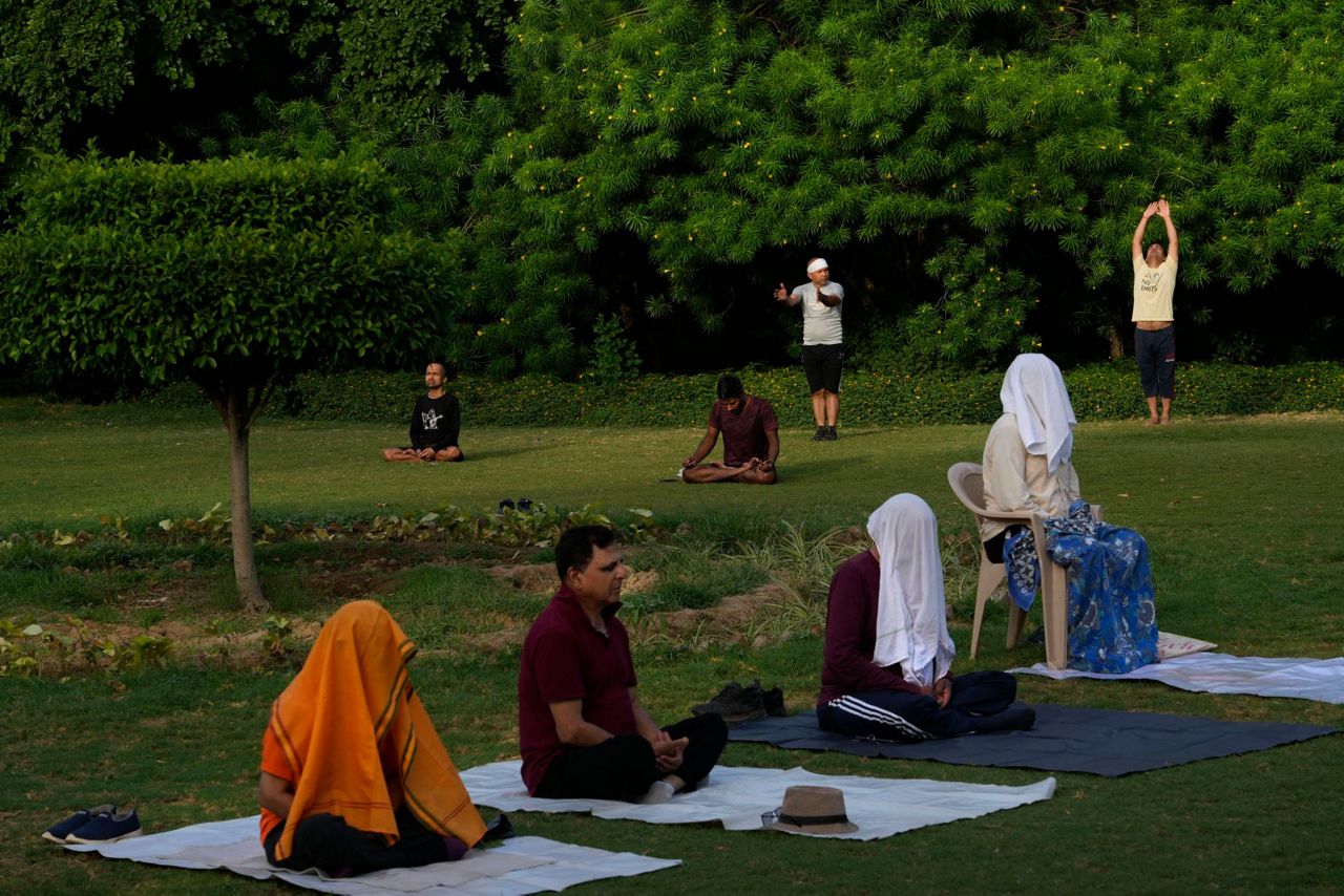 Living la vida yoga: India's Modi will bend leaders into shape on ...
