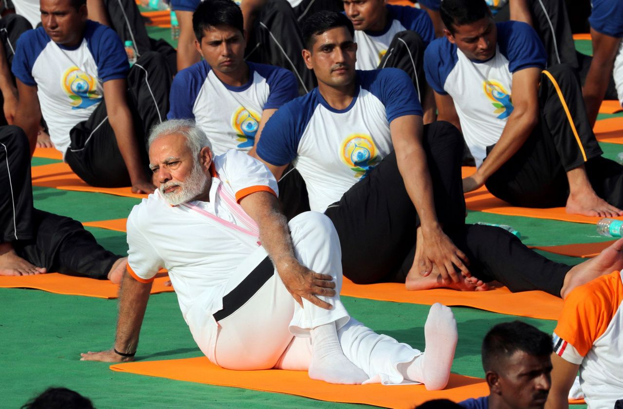 Living la vida yoga: India's Modi will bend leaders into shape on ...