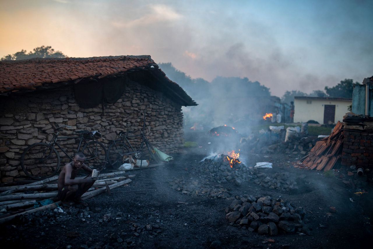 Smog chokes Indian capital as air pollution levels soar