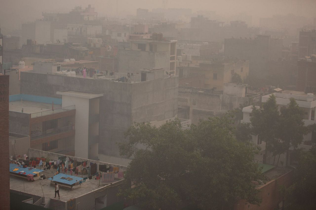 Smog chokes Indian capital as air pollution levels soar