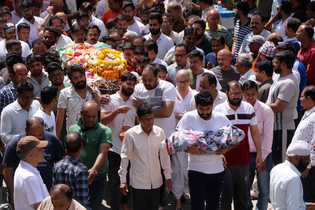 Covering over well at Indian temple collapses, killing 35