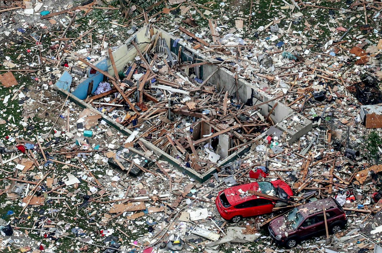 House explosion kills 1, injures 2 in southern Indiana city