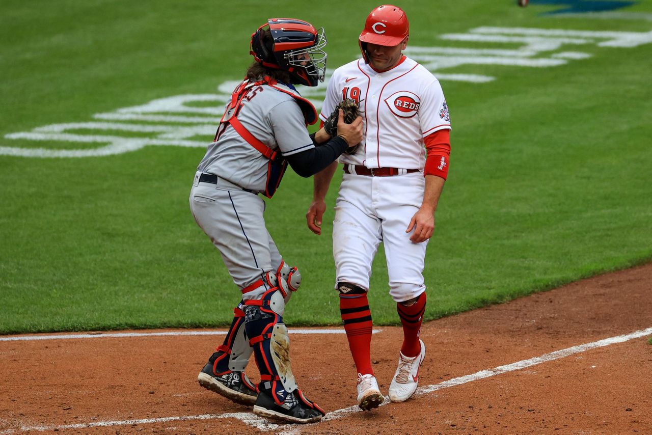 Naylor hits into triple play, makes key E, Reds edge Indians