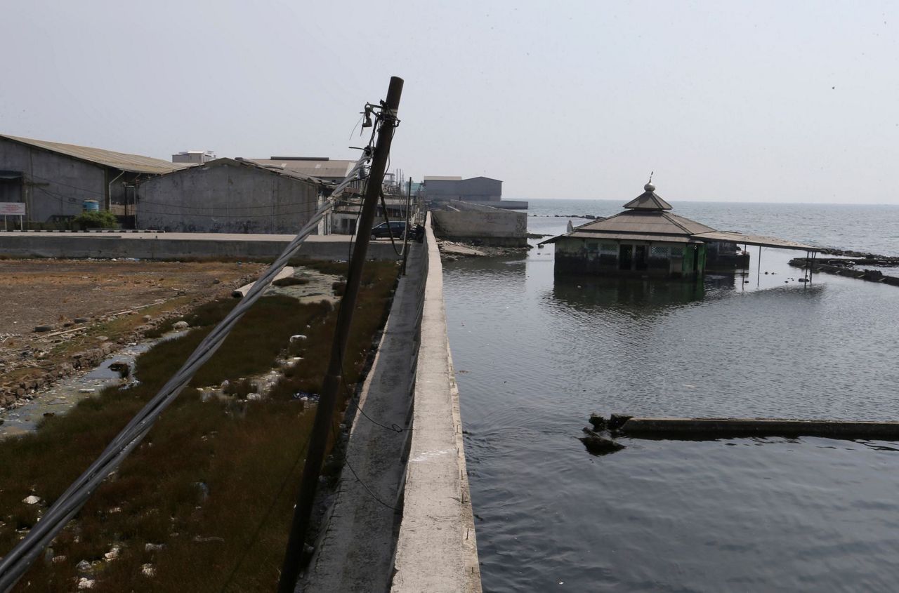 Indonesia's leader says sinking Jakarta needs giant sea wall