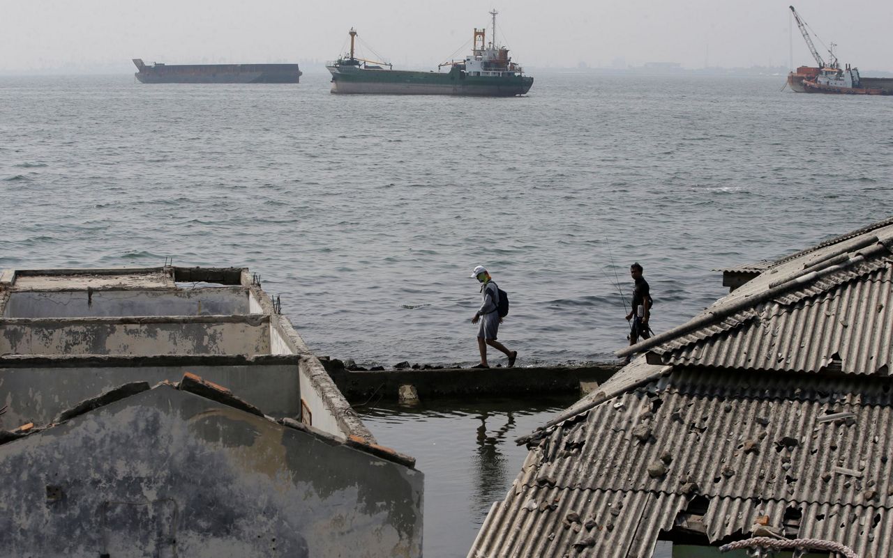Indonesia's leader says sinking Jakarta needs giant sea wall