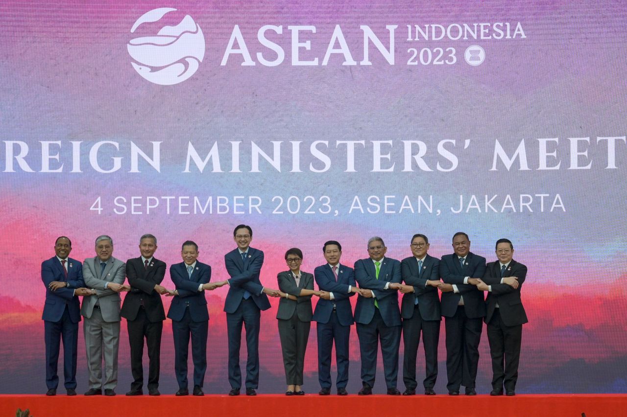 Southeast Asian leaders are besieged by thorny issues as they hold an ...