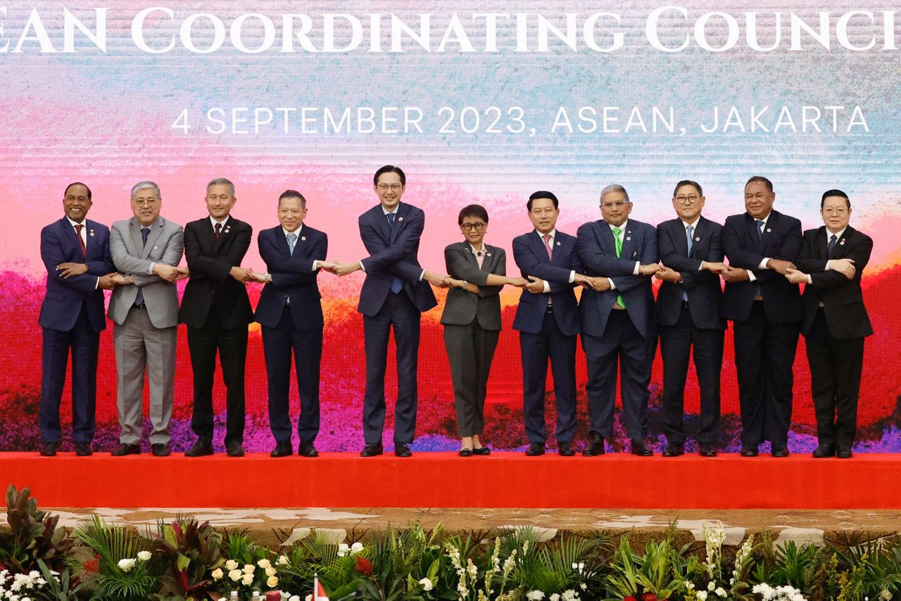 Southeast Asian leaders are besieged by thorny issues as they hold an ...