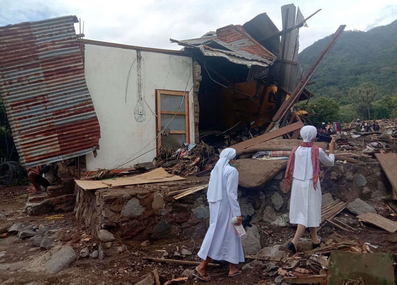 Indonesian rescuers dig for people buried in landslides Indonesian rescuers dig for people buried in landslides