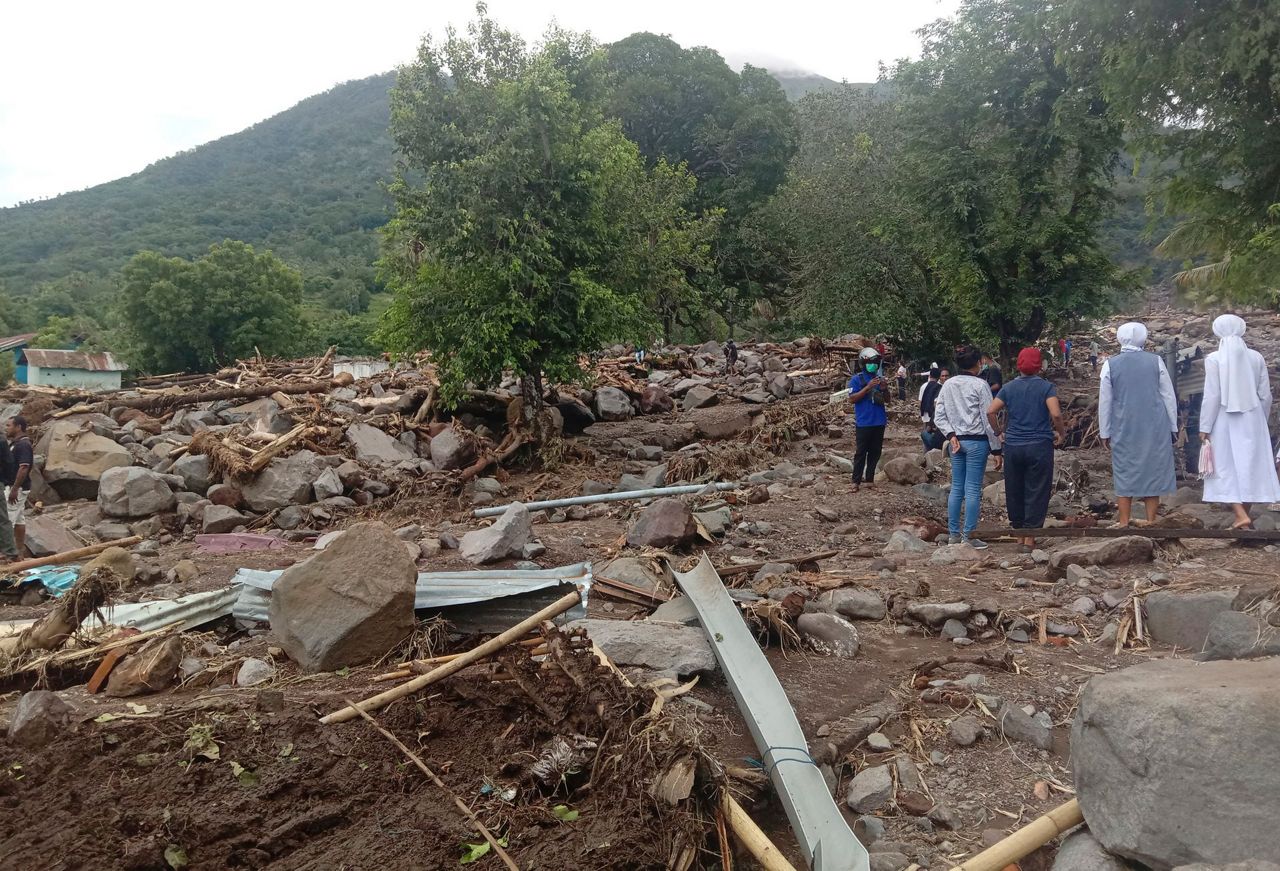 Indonesian rescuers dig for people buried in landslides Indonesian rescuers dig for people buried in landslides