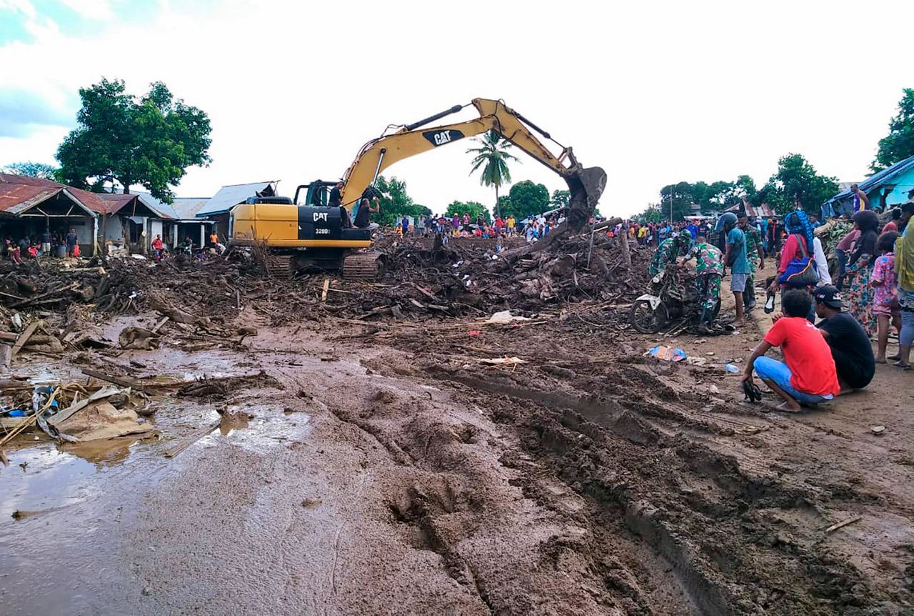 Indonesian rescuers dig for people buried in landslides Indonesian rescuers dig for people buried in landslides