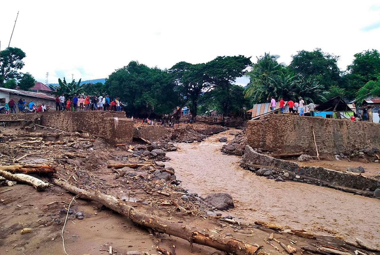 Indonesian rescuers dig for people buried in landslides Indonesian rescuers dig for people buried in landslides